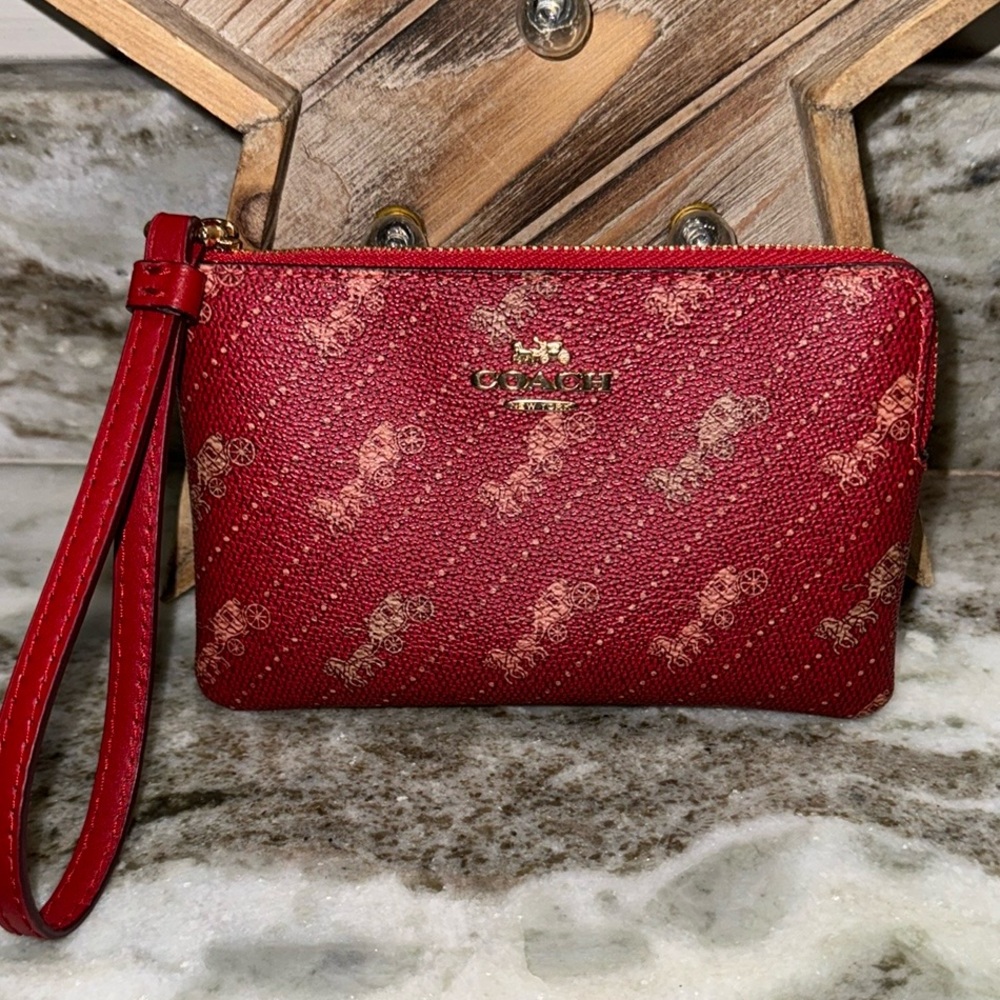 Coach Corner Zip Horse And Carriage Wristlet - Gem